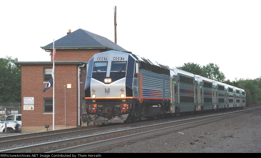 NJT 5435 arriving right on time at 6:10